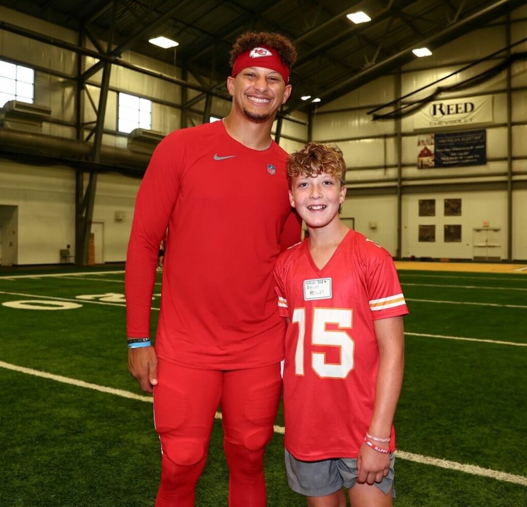 Boy Enters Jewelry Shop to Buy Gift for His Mom, Suddenly Patrick ...